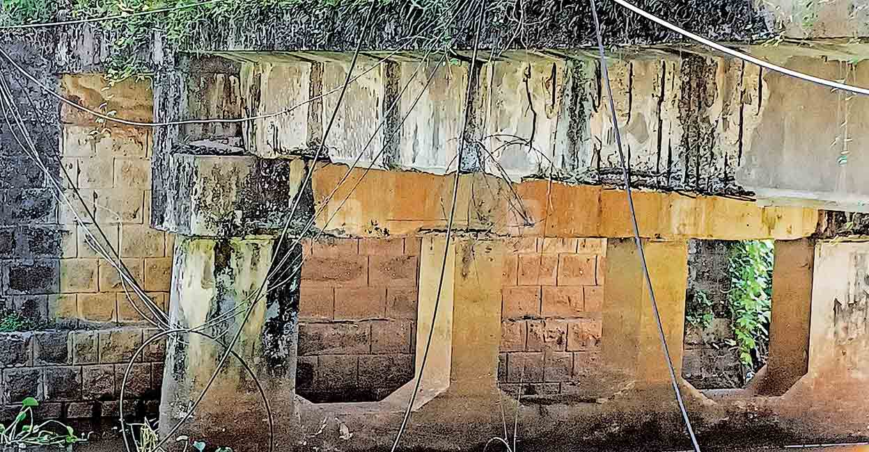 ചിറയ്ക്കൽ പാലം അപകടാവസ്ഥയിൽ, നീണ്ടുപോകുന്നു പുതുപ്പാലം
