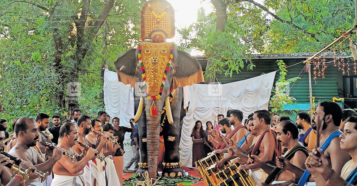 തിടമ്പേറ്റി യന്ത്ര ആന, ഇതു ചരിത്രം: 4 പേരെ വരെ പുറത്തേറ്റാം, വൈദ്യുതിയി ...