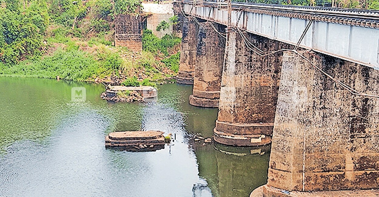 ചരിത്ര ശേഷിപ്പായി ചാലക്കുടിപ്പുഴയിൽ റെയില്‍വേ പാലത്തിന്റെ അടിത്തറ