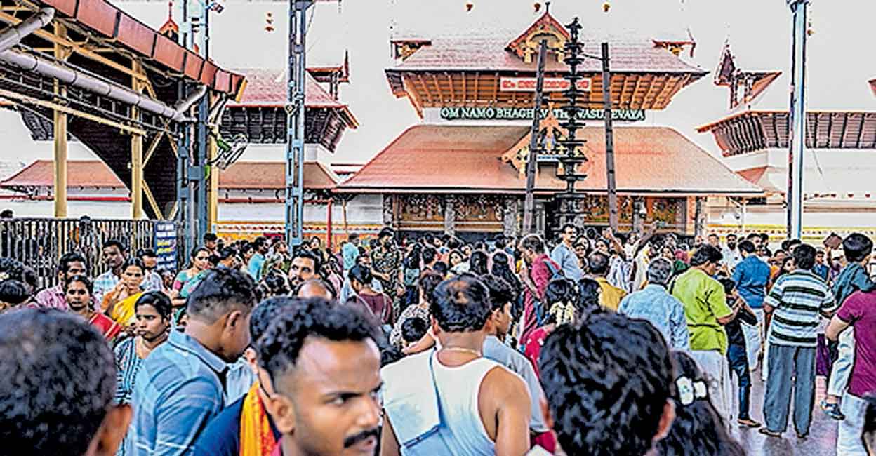 ഗുരുവായൂരിൽ വൻ തിരക്ക്; 72.32 ലക്ഷം രൂപയുടെ വഴിപാടുകൾ | Guruvayur ...