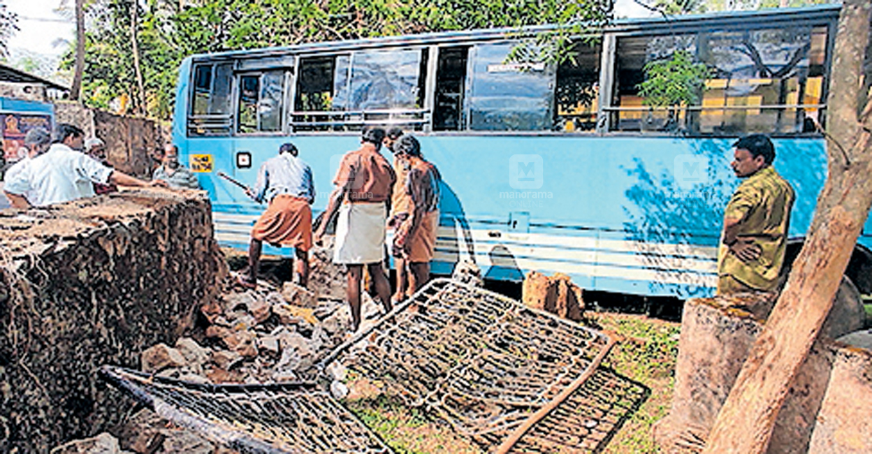 സ്വകാര്യ ബസ് വീട്ടുവളപ്പിലേക്ക് ഇടിച്ചു കയറ്റി; കാർ യാത്രികരെ ...