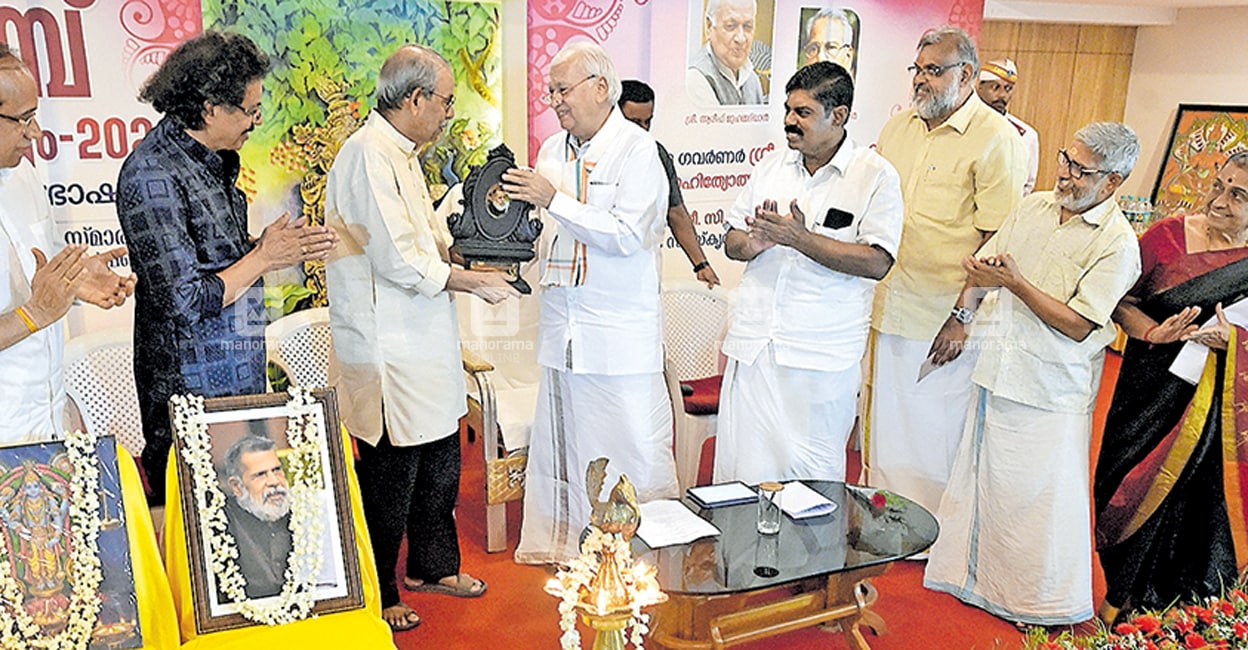 മാടമ്പിന്റെ കൃതികൾ ദാർശനികം: ഗവർണർ