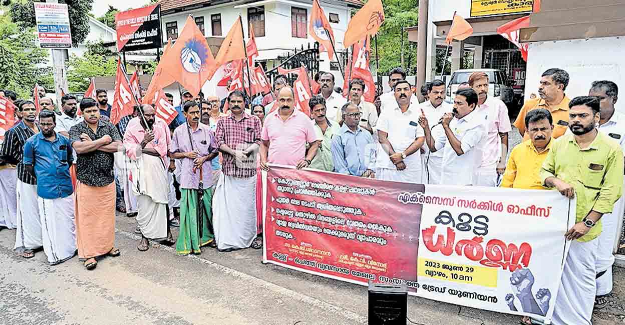 കള്ള് ഷാപ്പുകൾ തുറക്കണമെന്ന് ആവശ്യപ്പെട്ടു തൊഴിലാളി സമരം
