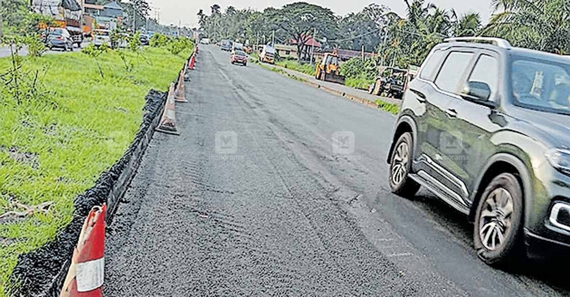 ഉരുണ്ടുകൂടിയ ടാർ നീക്കി കരാർ കമ്പനി, അറ്റകുറ്റപ്പണികൾ നടത്തി ദേശീയപാത ...