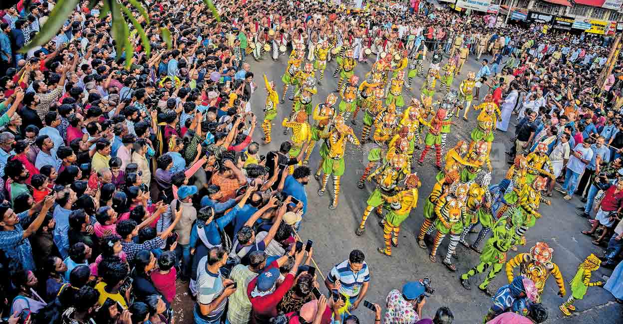 നാടിനെ ത്രസിപ്പിച്ച് പുലിക്കളി; ആർത്തിരമ്പി ജനക്കൂട്ടം; താളമിട്ട് ...