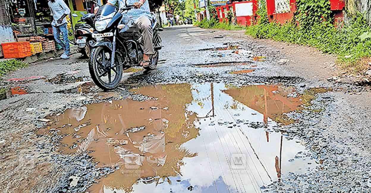അന്തിക്കാട് പഞ്ചായത്തിലെ റോഡുകൾ തകർന്നു; കുഴികളിൽ വീണ് പരുക്കേറ്റത് 10 ...