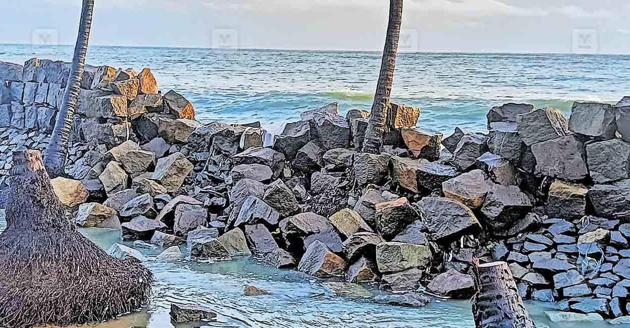 കണ്ണു തുറന്നു നോക്കൂ... കടൽ കരയുന്നു... | coastal erosion | Eengandioor ...