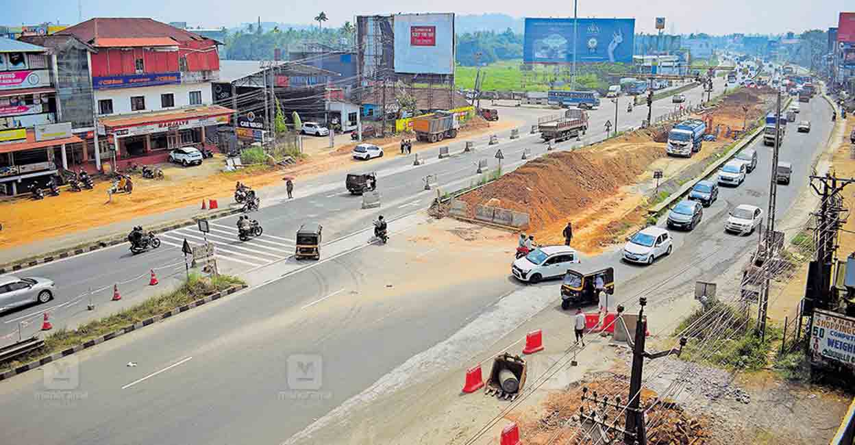 ആമ്പല്ലൂരിൽ അടിപ്പാത : കുഴിയെടുക്കലും മൂടലും മാത്രം; ഒരടി മുന്നോട്ട്, രണ്ടടി പിന്നോട്ട് ...
