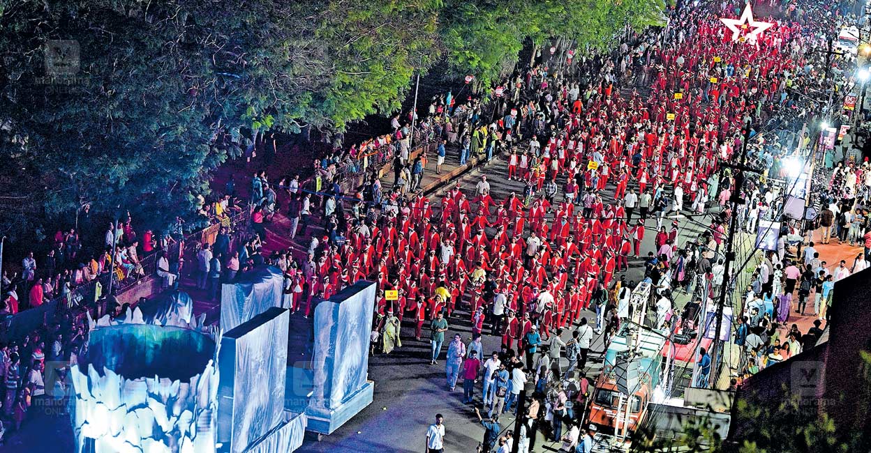 ആഘോഷമൊരുക്കി ബോൺ നതാലെ; കൺനിറയെ പാപ്പാമാർ | Thrissur | Christmas | Buon ...