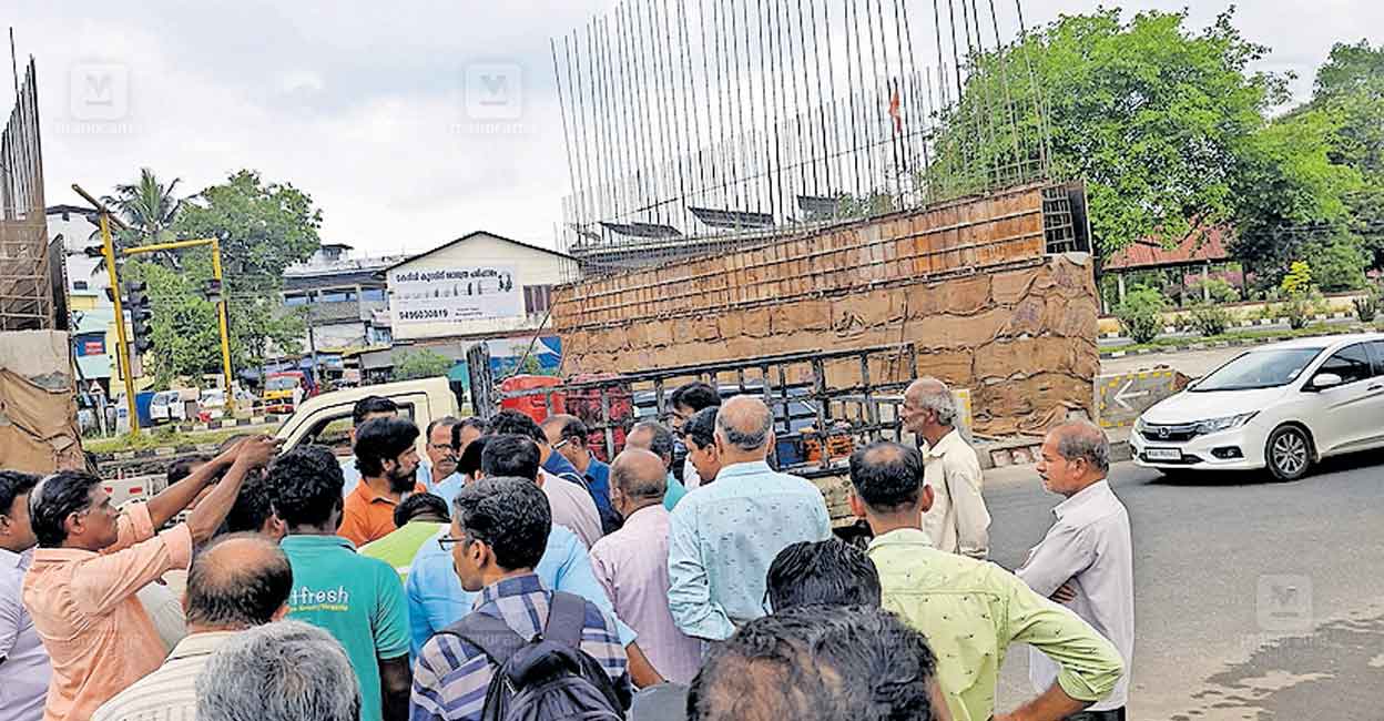 ഉയരവും നീളവും വെട്ടിക്കുറച്ചതിനെതിരെ പ്രതിഷേധം; ചിറങ്ങര അടിപ്പാത നി ...