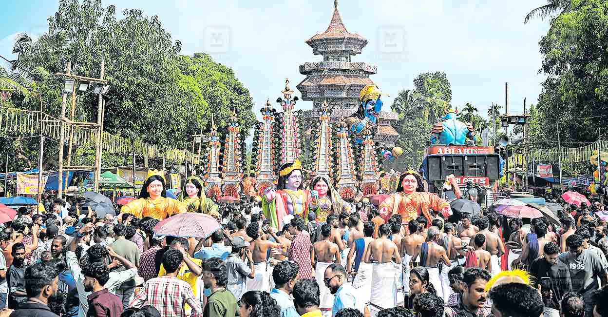 വർണാഭമായി കൊടകര ഷഷ്ഠി; ആഘോഷത്തിൽ പങ്കാളികളായത് കൊടകര ദേശത്തെ 20 സെറ്റുക ...