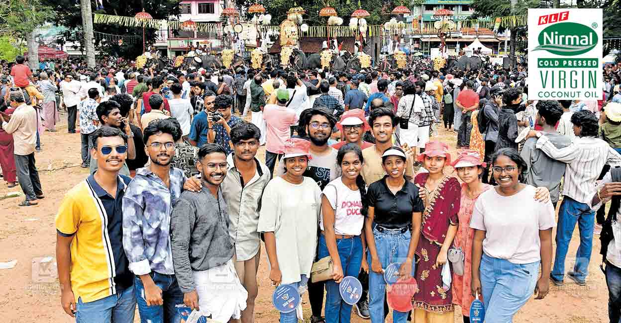 ‘തൃശൂർ പൂരം ആകാറായി എന്നു പറഞ്ഞപ്പോൾത്തന്നെ പെട്ടി പായ്ക്ക് ചെയിതിങ്ങു പോന്നു...’ | Thrissur ...