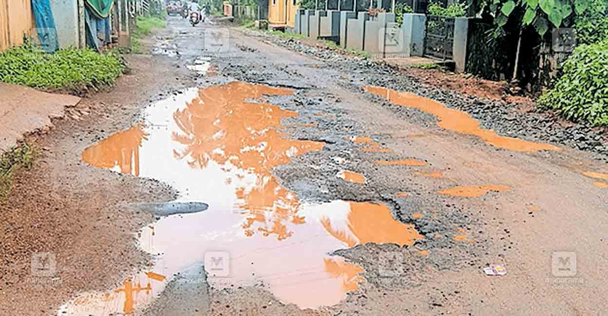 കുണ്ടും കുഴിയുമായി പട്ടിത്തടം റോഡ്; വലഞ്ഞ് യാത്രക്കാർ