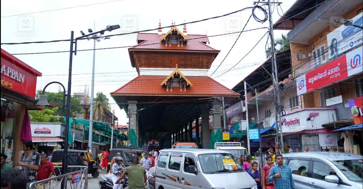 ഗുരുവായൂ‍ർ ക്ഷേത്രത്തിന് പുതിയ പ്രവേശന കവാടവും നടപ്പുരയും; നി‍ർമാണം പൂ ...