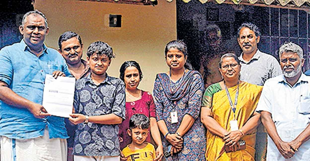 വൈകിവന്ന എ പ്ലസ്സിൽ ശ്രീഹരിക്ക് ഇരട്ടിമധുരം; കുടുംബത്തോടൊപ്പം വിമാനയാത്ര