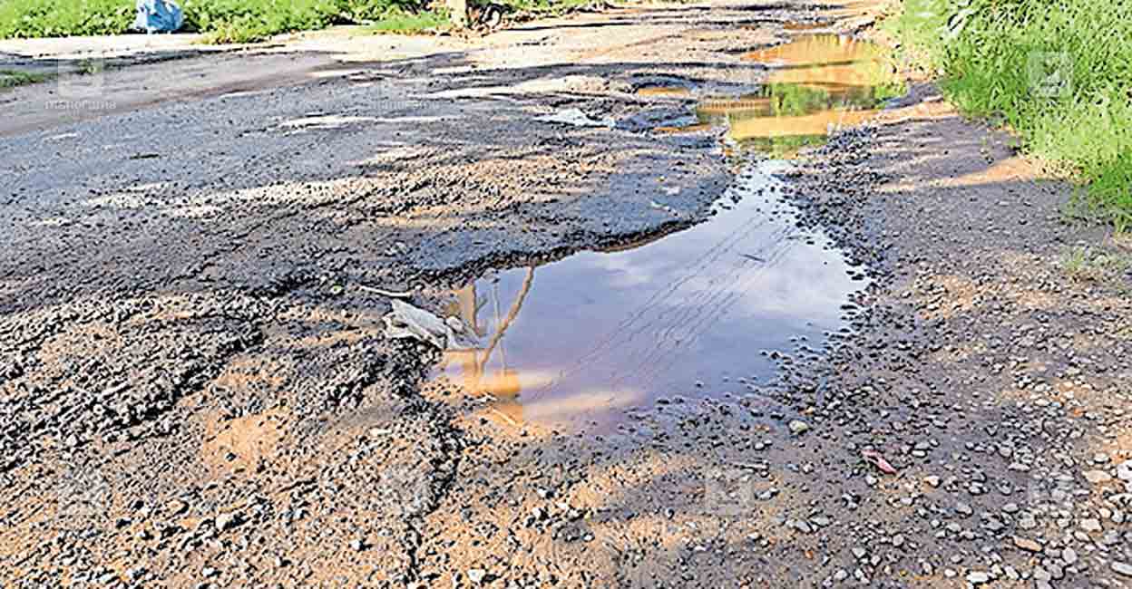 എളുപ്പമല്ല ഇതുവഴി യാത്ര; ദുരിതമായി കൊടുങ്ങല്ലൂരിലെ തകർന്ന റോഡുകൾ