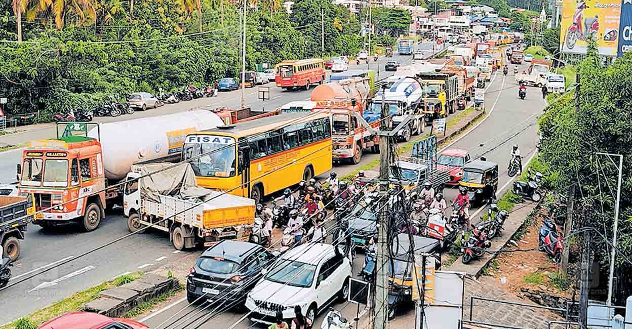 മുന്നറിയിപ്പില്ലാതെ ദേശീയപാത പൊളിച്ചു; ആമ്പല്ലൂരിൽ വൻ ഗതാഗതക്കുരുക്ക് ...