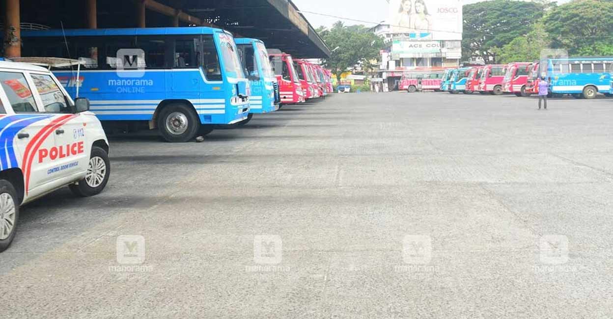 ‘ഒന്ന് ’ ശ്രദ്ധിക്കണേ; തൃശൂർ ശക്തൻ സ്റ്റാൻഡിൽ ബസിന്റെ മറവിൽ അത് പാടില്ല ...