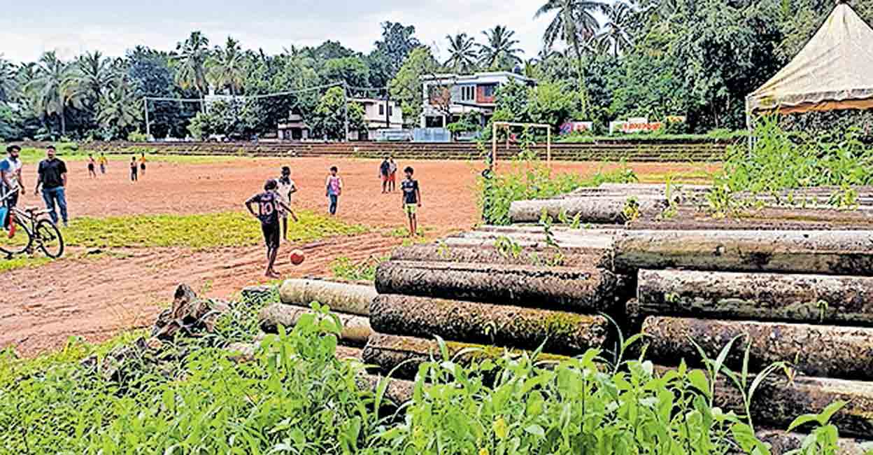 ഒരു വശത്തു കെ-റെയിൽ കുറ്റികൾ; മറുവശത്തു പാഴ്മണ്ണിന്റെ കൂമ്പാരം ...