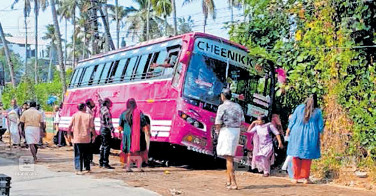 ബസ് നിയന്ത്രണം വിട്ടു; വൻദുരന്തം ഒഴിവായി | Vellangallur bus accident ...