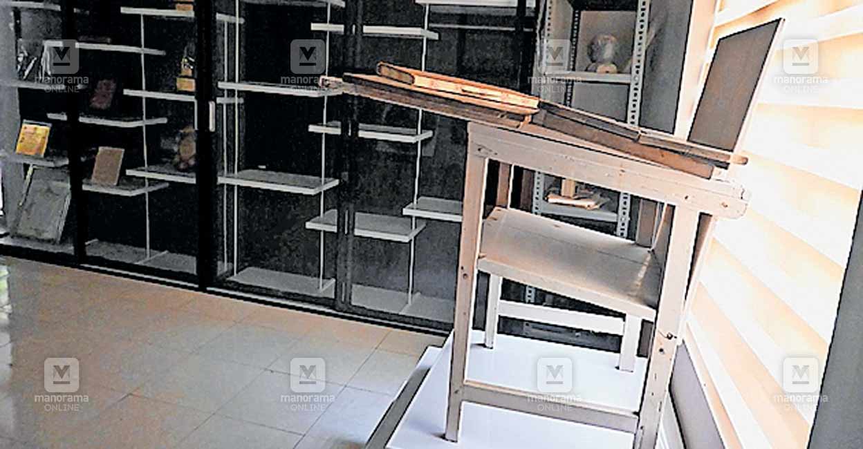 വികെഎൻ ‘ഇരുന്നു’ ചിന്തിച്ച കസേരയ്ക്ക് സ്മാരകത്തിൽ പീഠമൊരുക്കി ആരാധക ...