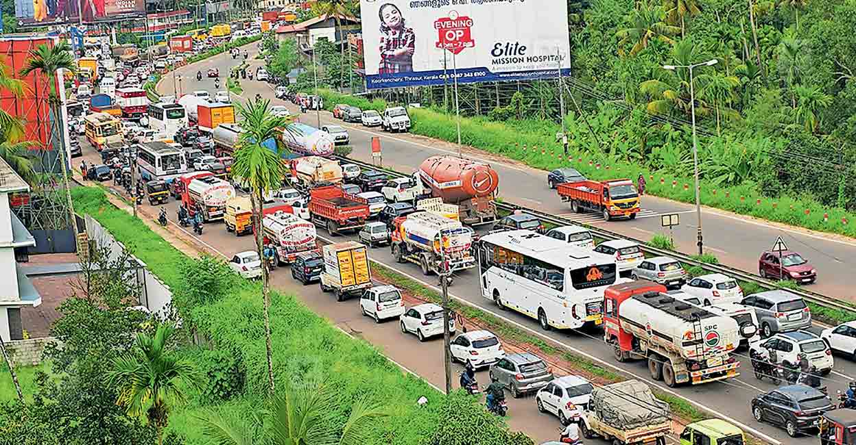അവധിയില്ലാതെ കുരുക്ക്; ആമ്പല്ലൂരിലെ കുരുക്ക് നീണ്ടത് പുതുക്കാട് സിഗ്ന ...