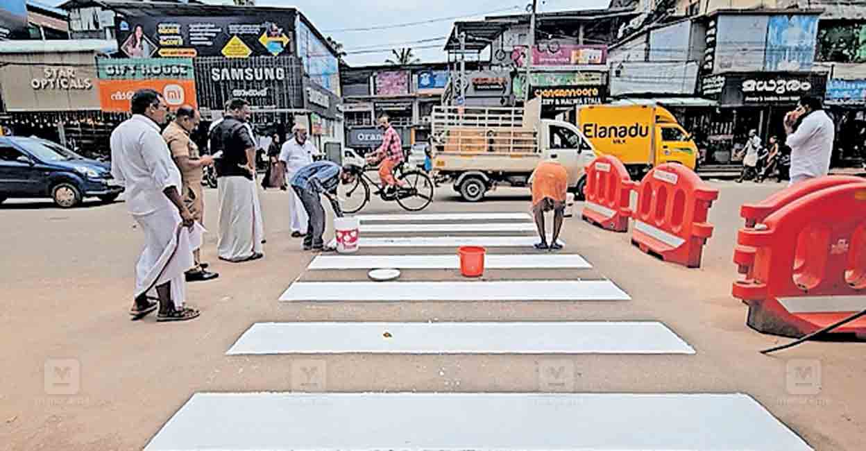 ഒടുവിൽ സീബ്രാലൈൻ പൊലീസ് വരച്ചു | Zebra crossing | road safety | school ...
