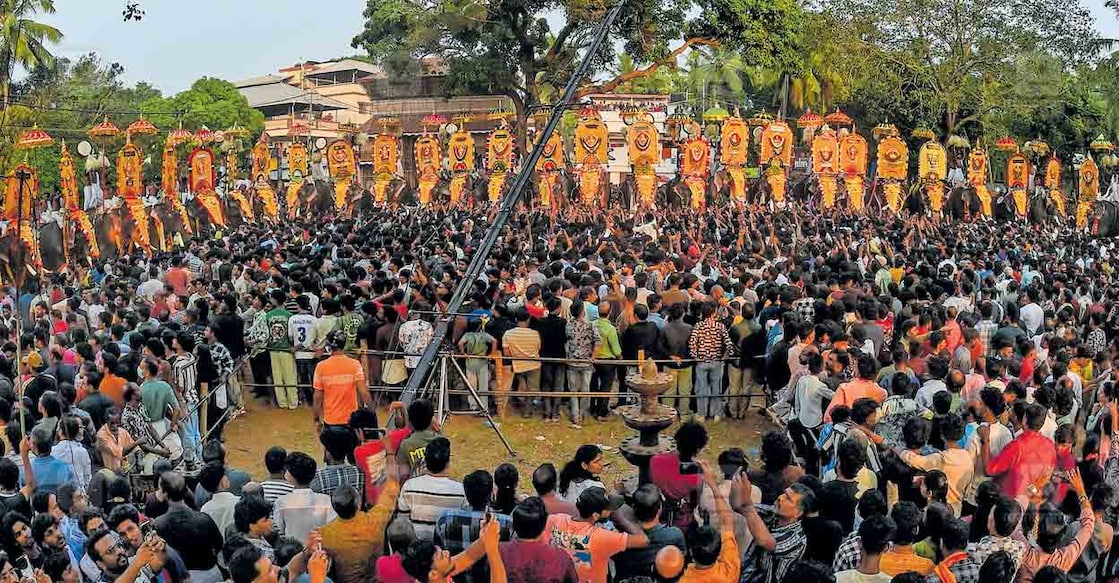 തൃശൂർ പൂരം കൊടിയേറ്റം ഇന്ന് | മനോരമ ഓൺലൈൻ ന്യൂസ് - Thrissur Pooram flag ...