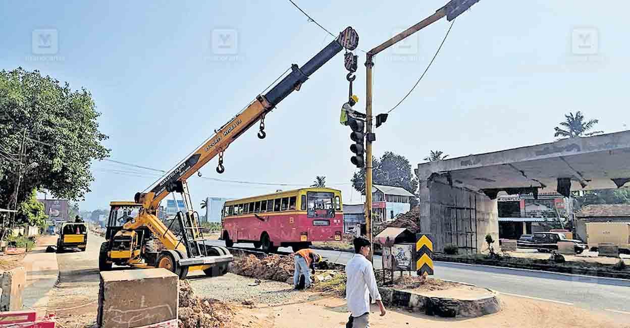 മുന്നറിയിപ്പില്ലാതെ ചിറങ്ങരയിലെ ട്രാഫിക് സിഗ്നൽ നീക്കി; അപകടാവസ്ഥ ...