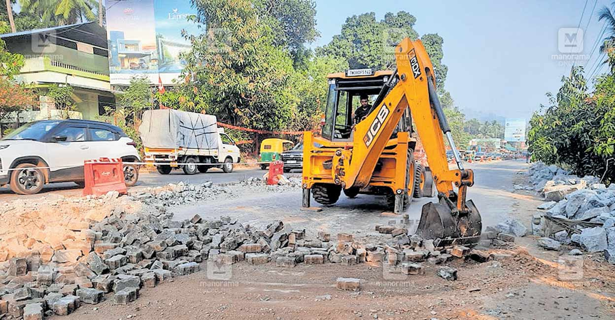 സിമന്റ്കട്ട പാകിയ റോഡ് പൊളിച്ചു നീക്കുന്നു; തൃശൂ‍ർ – കുറ്റിപ്പുറം പാത ...