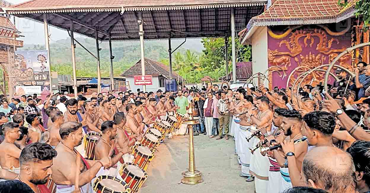 ഉത്രാളിക്കാവിൽ മിനിപൂരം അരങ്ങേറി | Pandimelam | Cheru Pooram ...