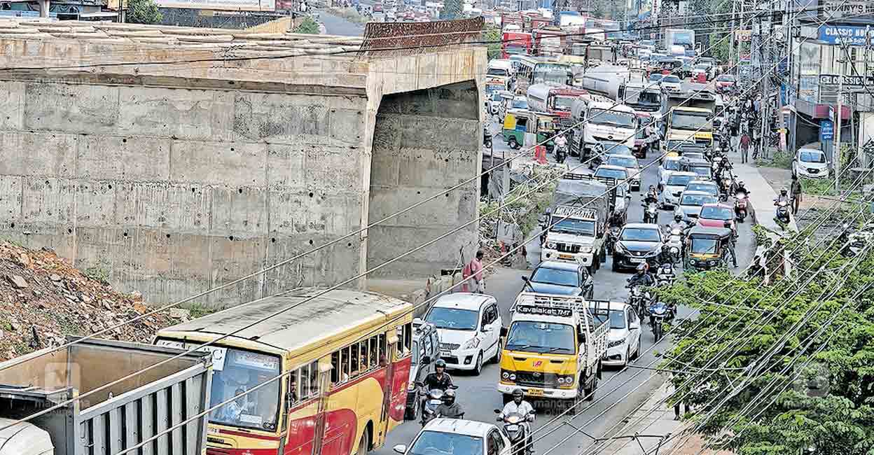 4 മണിക്കൂർ പോരാതെ തൃശൂർ– എറണാകുളം യാത്ര; തൃശൂർ പൂരത്തിന് ദേശീയപാത പൂർണമായും സ്തംഭിക്കും | Kerala ...