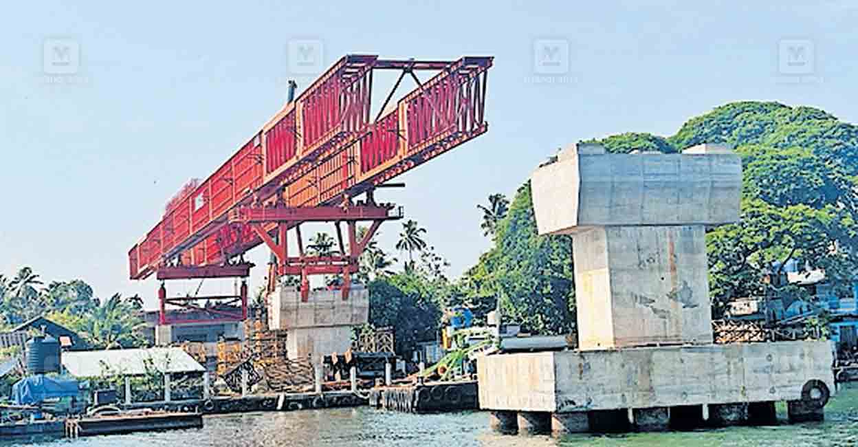 അഴീക്കോട് – മുനമ്പം പാലം നിർമാണം: പുഴയിൽ സ്പാനുകൾ സ്ഥാപിക്കുന്നു | Azhikode-Munambam bridge ...