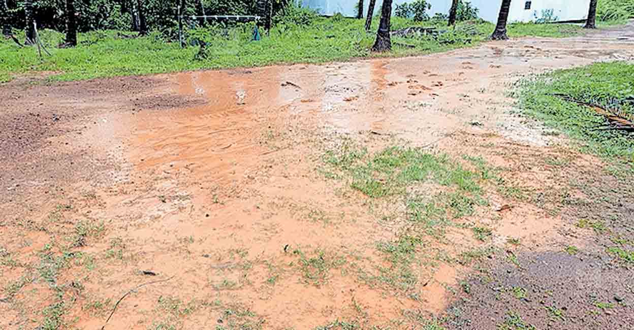 ചെളി കുത്തിയൊലിച്ചെത്തി; കോട്ടോൽക്കുന്നിന് താഴെ ദുരിതം | Perumpilavu ...