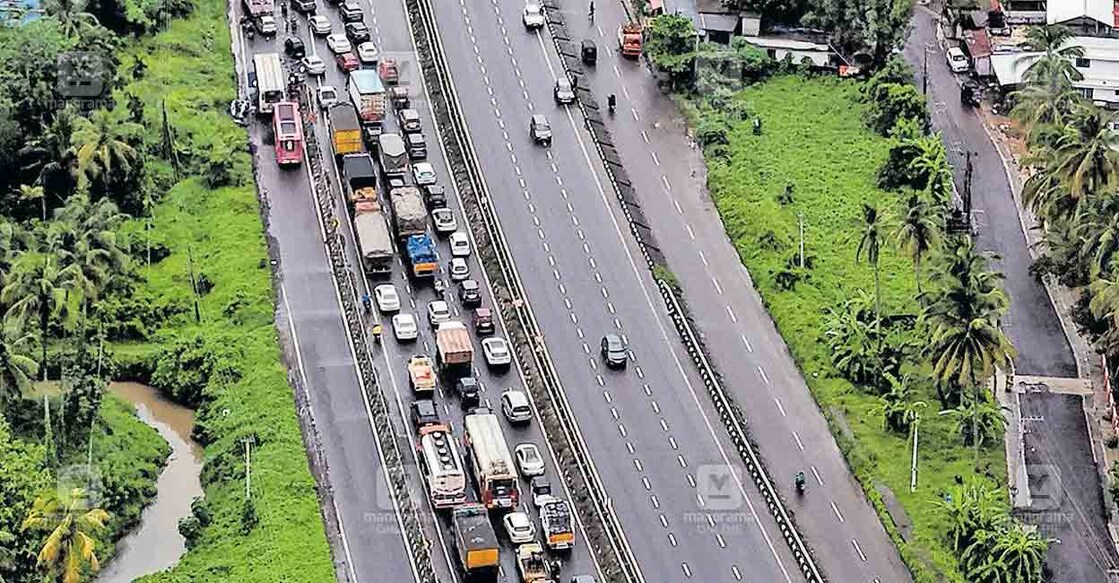 വഴിയാധാരം: 11 കിലോമീറ്റർ ദൂരം നിരനിരയായി വാഹനങ്ങൾ; വീർപ്പുമുട്ടി ...