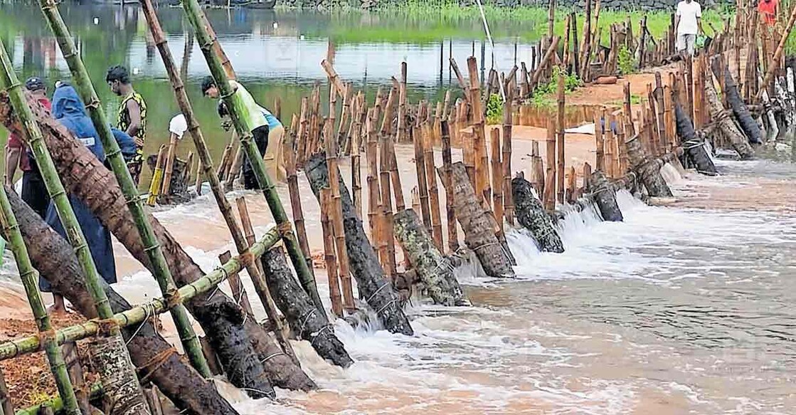 ശക്തമായി പെയ്യുന്ന മഴയിൽ ഇടിയഞ്ചിറ റഗുലേറ്ററിന്റെ ബണ്ട് പൊട്ടി ...