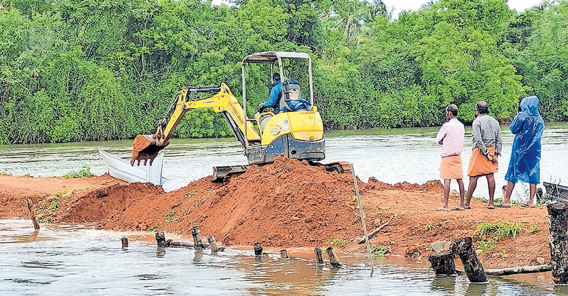 ഇടിയ‍ഞ്ചിറ റെഗുലേറ്ററിന് സമീപം വെള്ളം ഉയർന്നു; ബണ്ട് പൊളിച്ചു ...