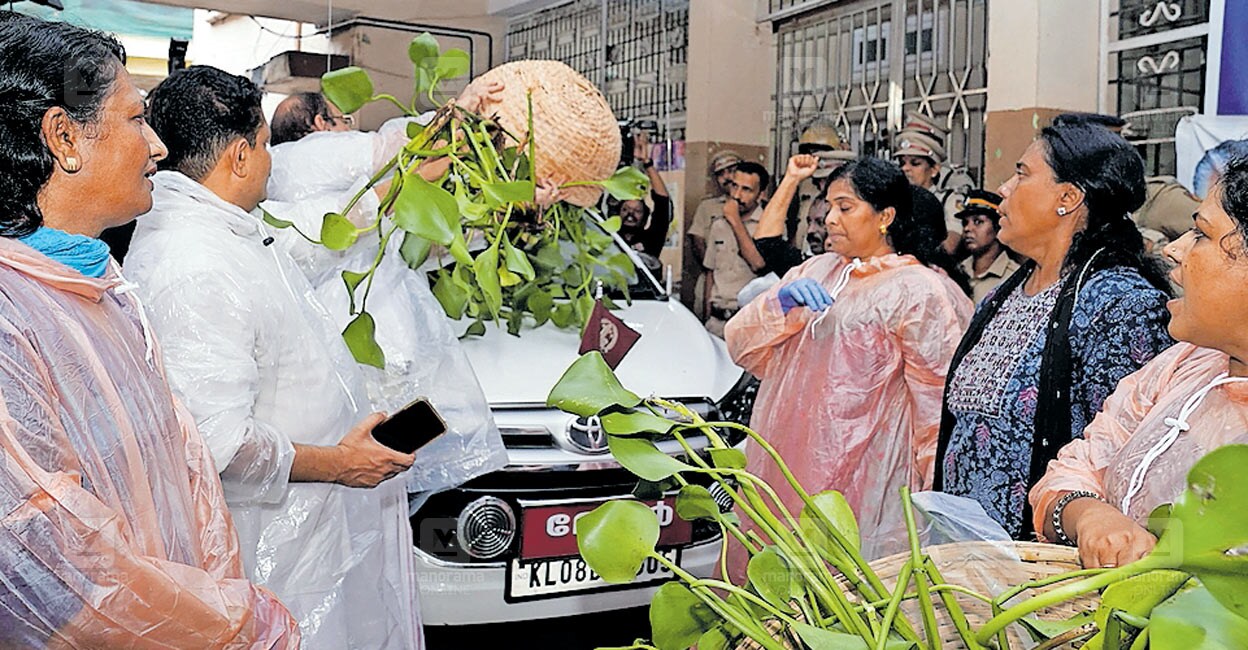 തോട് ശുചീകരിച്ചില്ല: തൃശൂർ മേയറുടെ കാറിലേക്ക് ചെളിയെറിഞ്ഞ് പ്രതിഷേധം | Thrissur | canal cleaning ...