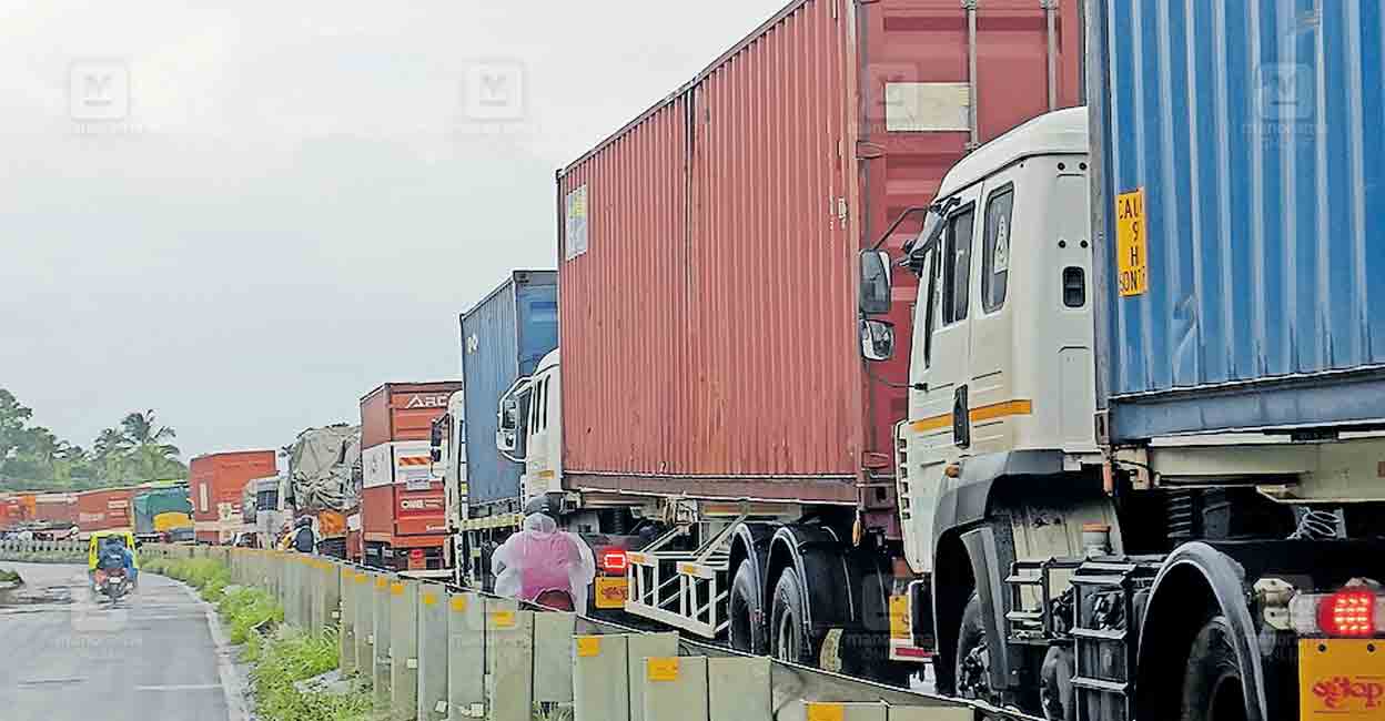 ദേശീയപാത 544 ലെ ഗതാഗതക്കുരുക്കിൽ വലഞ്ഞ് യാത്രക്കാർ; വാഹനങ്ങ ...