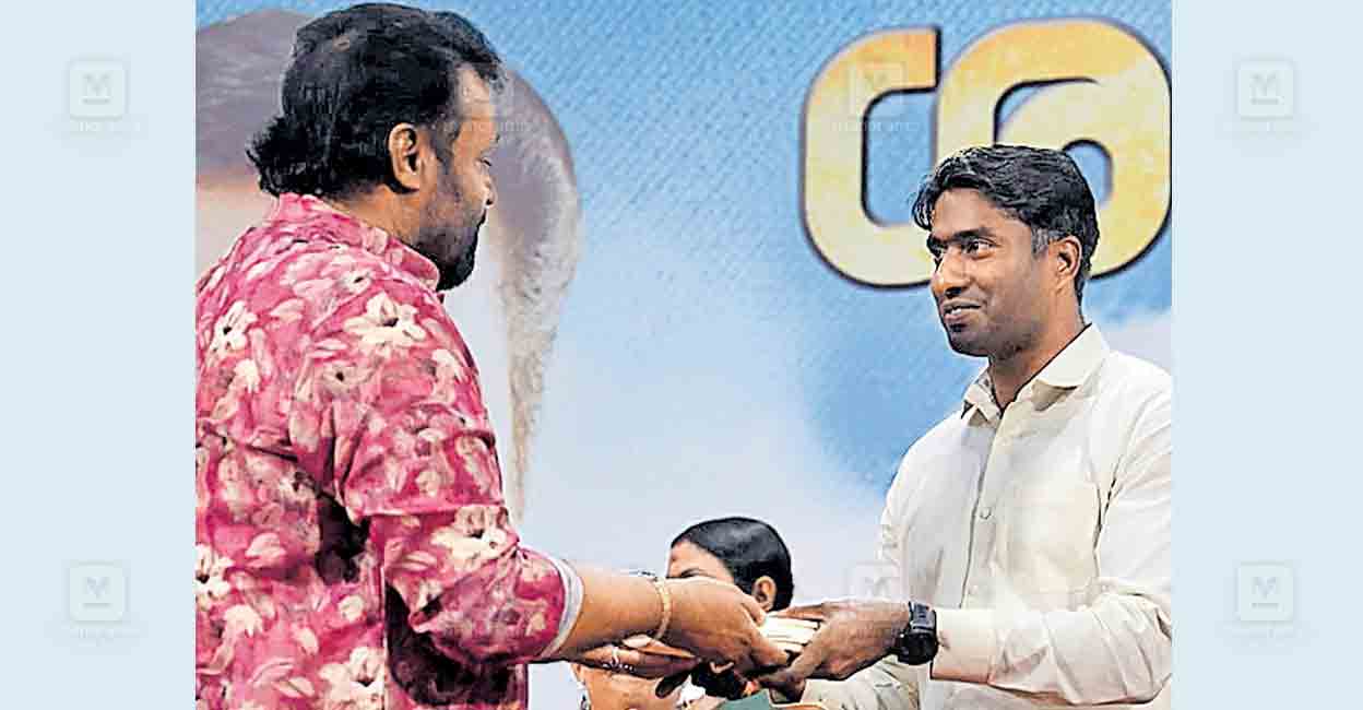 രാജന് ഉമ്മയും മുണ്ടും,; സിഎമ്മിനും വാസവനും പൂച്ചെണ്ട്...,കലക്ടർക്ക് ഓ ...