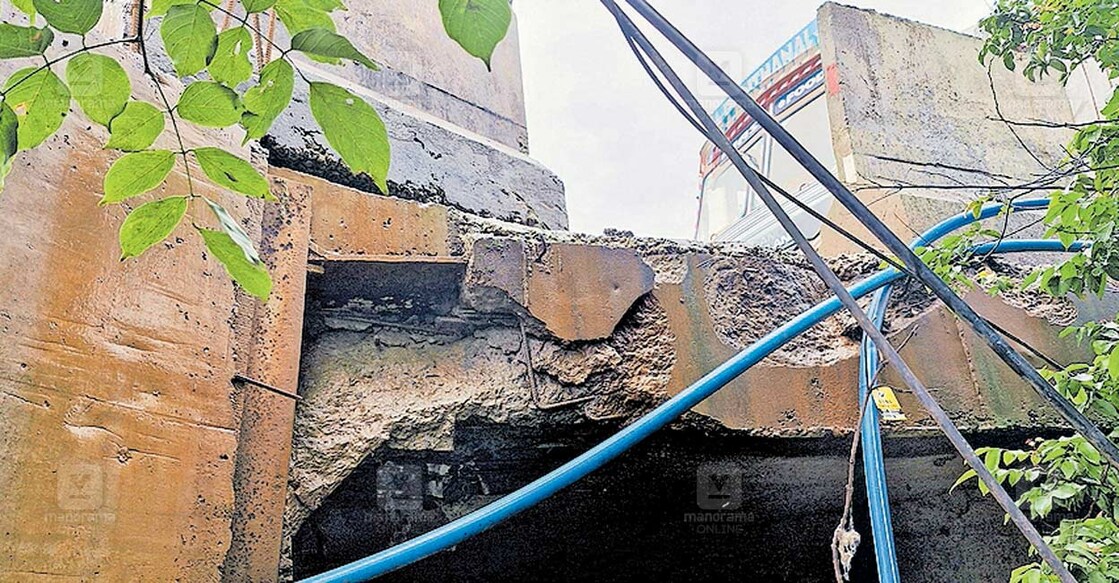 പാലം പഴകുന്നു, പണി പാളും; കമ്പികൾ പുറത്തു വന്ന് അപകടാവസ്ഥയിലായിട്ടും ...