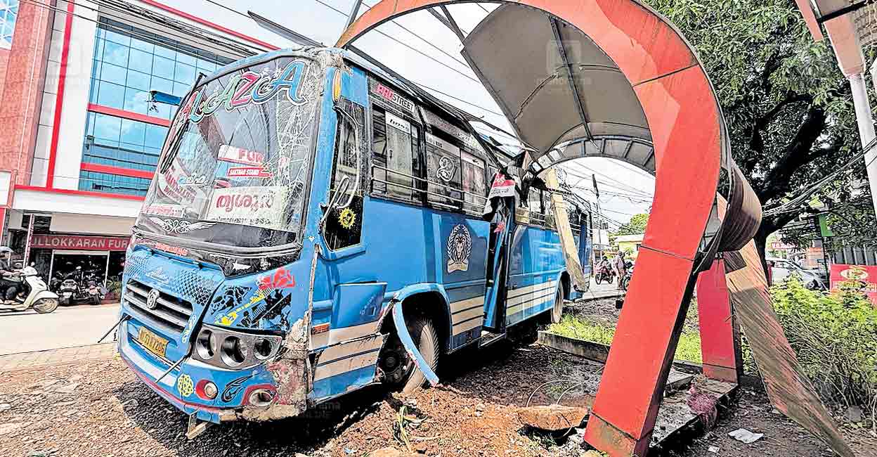 കാത്തിരിപ്പു കേന്ദ്രത്തിലേക്ക് ബസ് ഇടിച്ചുകയറി 3 പേർക്ക് പരുക്ക് | Kerala bus accident ...