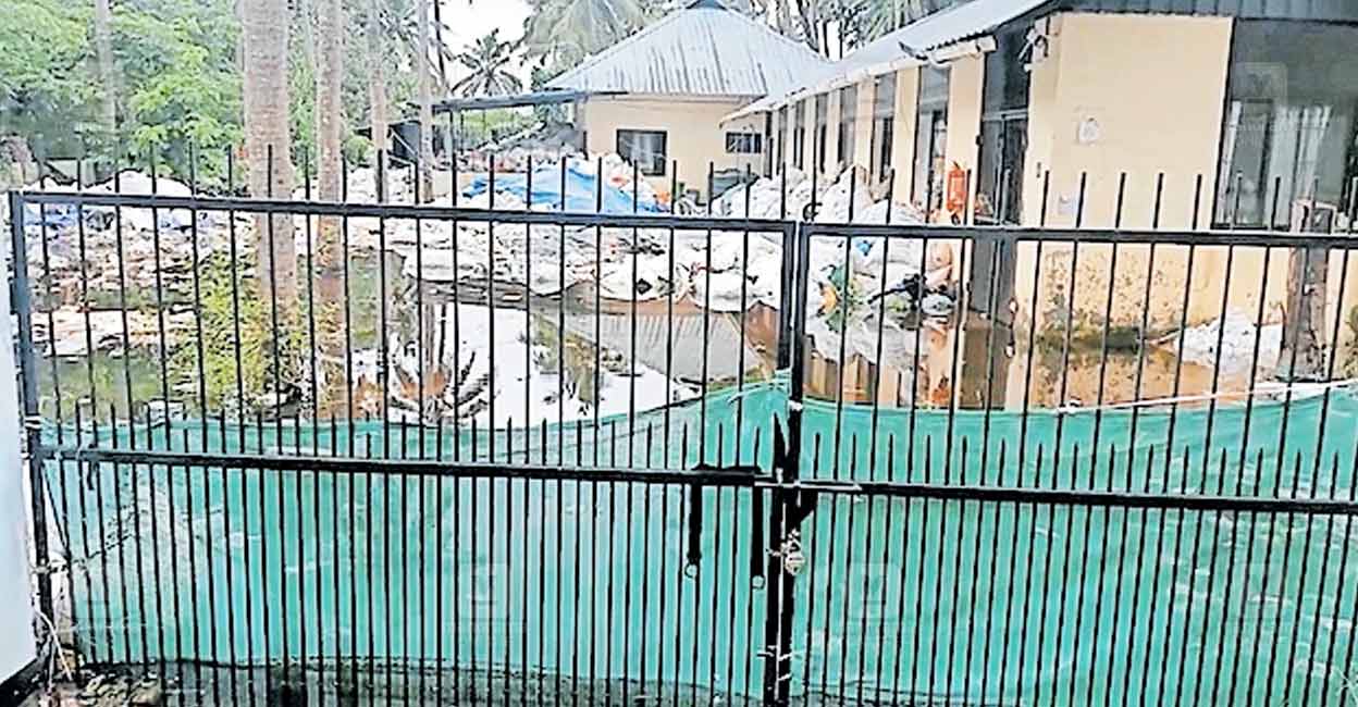 സംസ്കരണ കേന്ദ്രത്തിൽ വെള്ളം കയറി; മാലിന്യം പുറത്തേക്ക് ഒഴുകി | Kattur ...