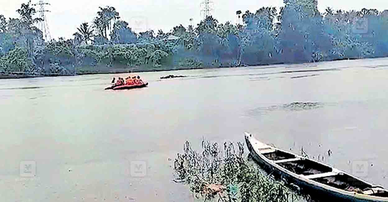 വൈദ്യുതി ലൈൻ പൊട്ടി പുഴയിൽ വീണു; ബോട്ട് ഉപയോഗിച്ച് അറ്റകുറ്റപ്പണി ...