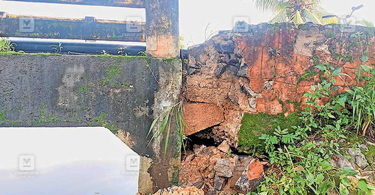 പടന്ന പാലം തകർച്ചയിൽ | ചേറ്റുവ | പുളിക്കകടവ് | പടന്ന പാലം | പാലം തകർച്ച ...