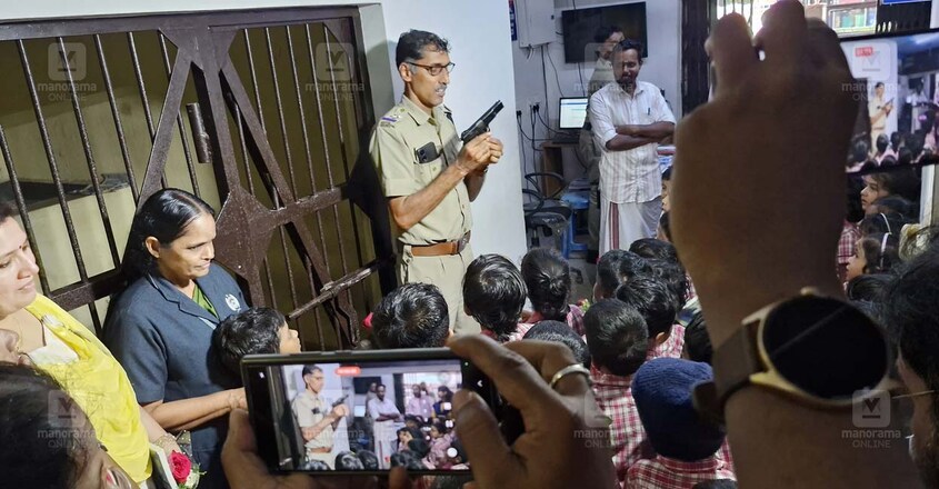 ‘ഒന്നു പൊട്ടിക്കാമോ സാറേ’... തോക്ക് കണ്ടപ്പോൾ പൊലീസിനോട് കുട്ടികളുടെ കുസൃതി ചോദ്യം | kids police ...