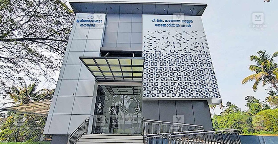 വെള്ളം ഇല്ല, മേശ ഇല്ല, കസേര ഇല്ല; അസൗകര്യം ധാരാളം ഉണ്ടല്ലോ ...