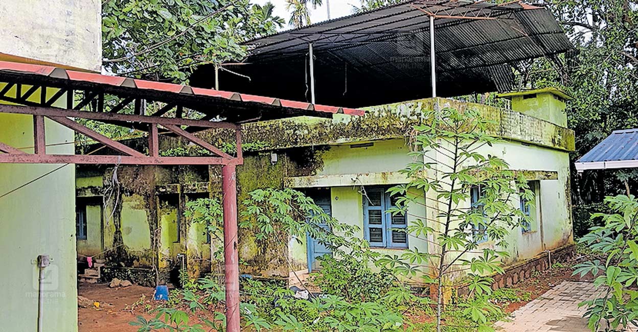 ചൗക്ക കുടുംബാരോഗ്യ കേന്ദ്രത്തിലെ ക്വാർട്ടേഴ്സ് ജീർണാവസ്ഥയില് ...