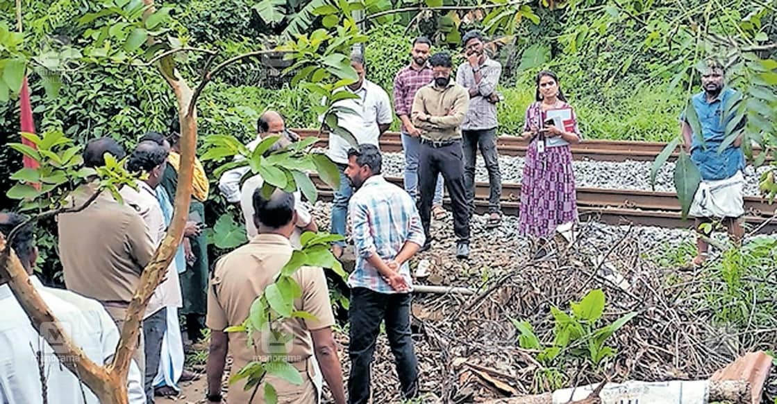 ചിറങ്ങര ജംക്‌ഷനിലെ വെള്ളക്കെട്ട്: ശ്രമങ്ങൾ വീണ്ടും പാളി; റെയിൽവേ ലൈനിന് ...