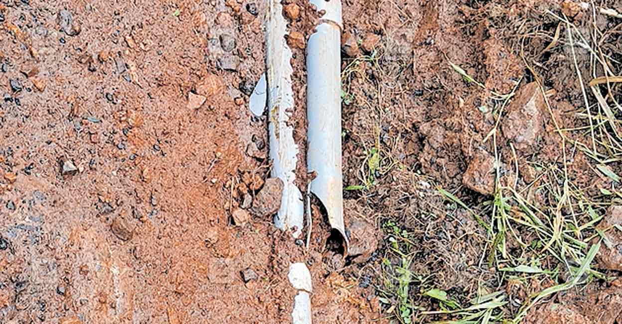 റോഡ് പണിക്കിടെ പൈപ്പുകൾ‍ പെ‍ാട്ടി; കുടിവെള്ളം മുടങ്ങി നൂറിലേറെ വീട്ടുകാ ...